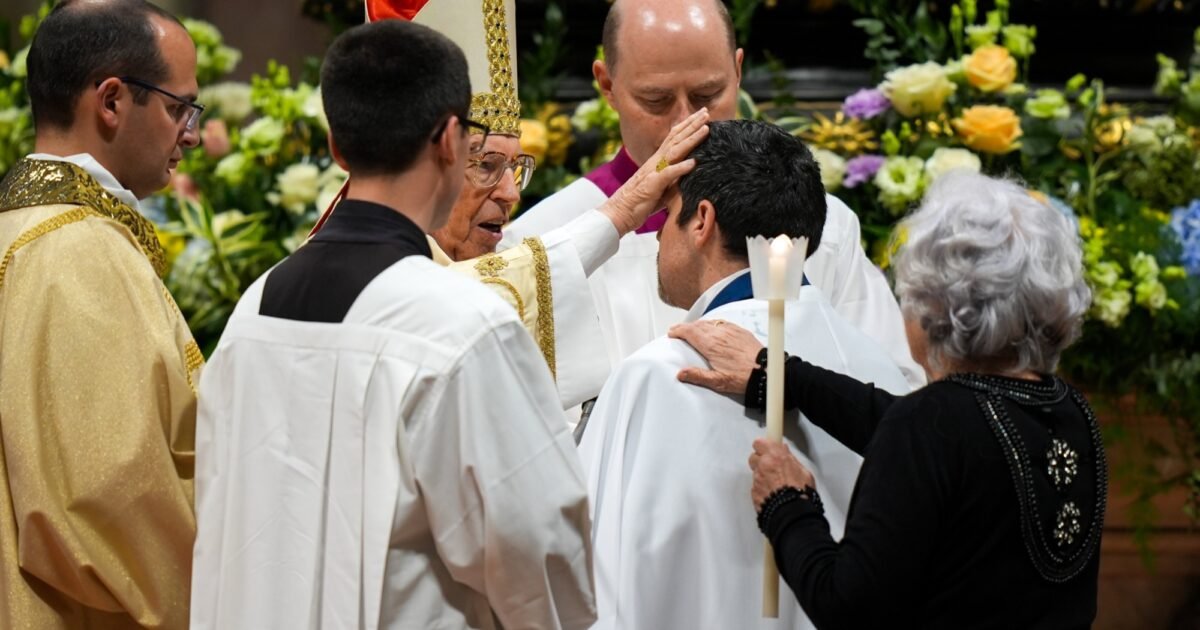 Christ's light breaks through world's darkness, pope says in vigil ...