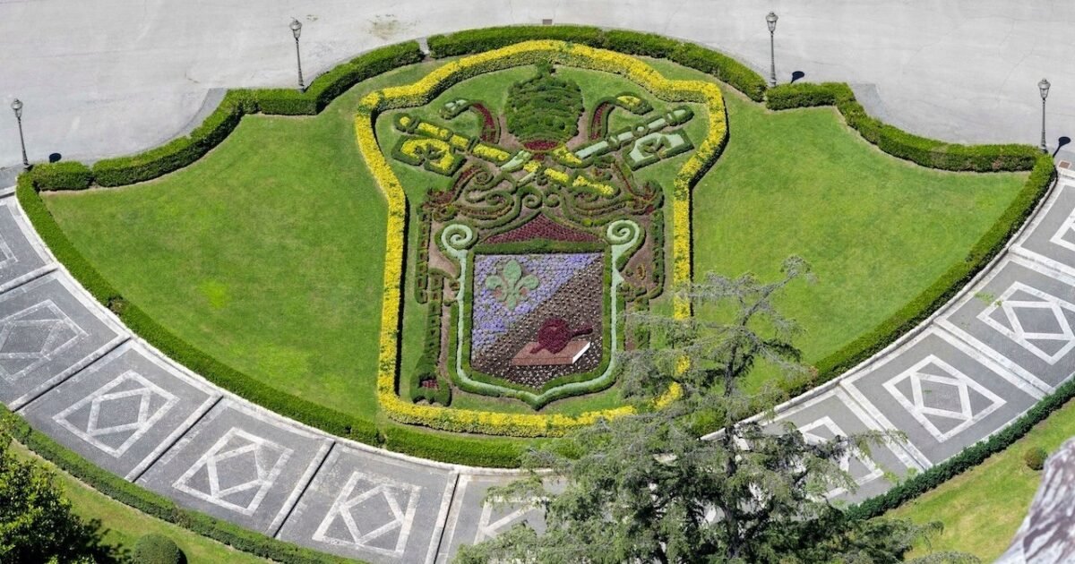 Vatican gardeners plant botanical reproduction of pope's coat of arms ...
