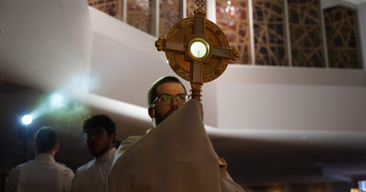 Teens, young people encounter God's love during 'Come, Encounter Christ ...