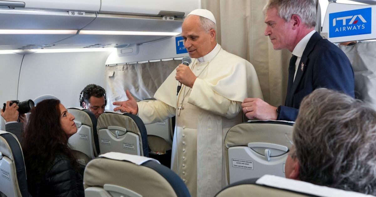 Holding inflight news conference, pope talks about peace in Gaza ...