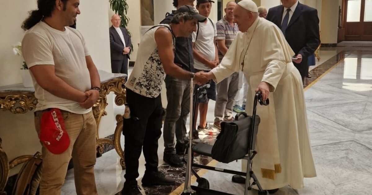 Pope Francis personally thanks homeless in Rome for helping with aid to ...