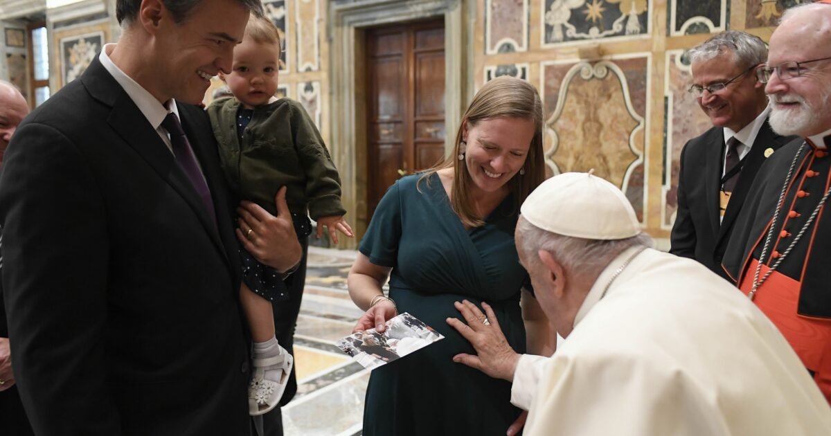 Cultivate solidarity through prayer, adoration, pope tells donors ...