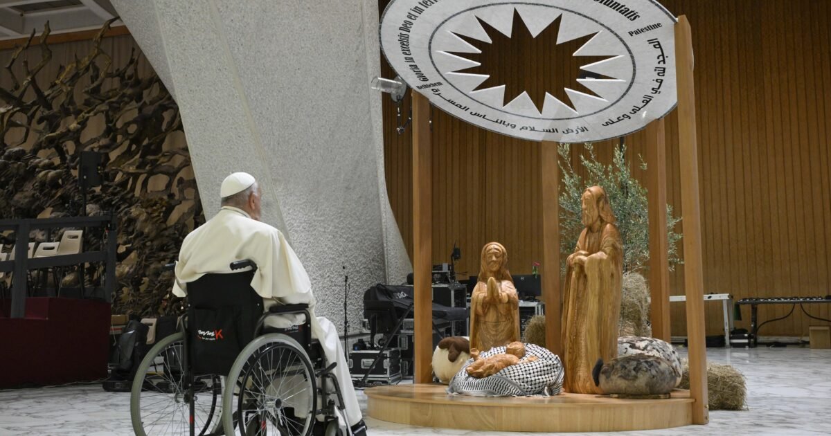Thanking donors for Vatican creche, Christmas tree, pope prays for ...