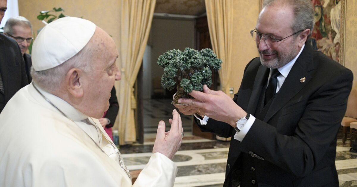 Pope preaches 'very strong bond' between adoration and service- Detroit ...