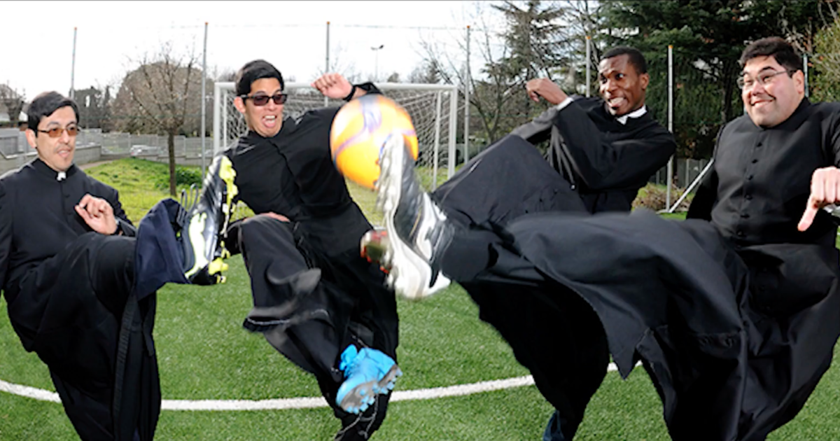 El padre Heenan, de San Andrés aparece en 'El Juego Santo' una película ...