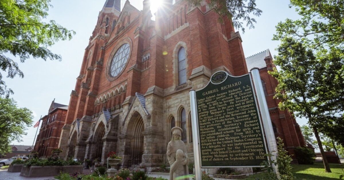 Un recorrido por la Basilica of Ste. Anne- Detroit Catholic en Español